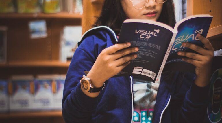 Hobi Seorang Kutu Buku dan Peran Perpustakaan - Deepublish